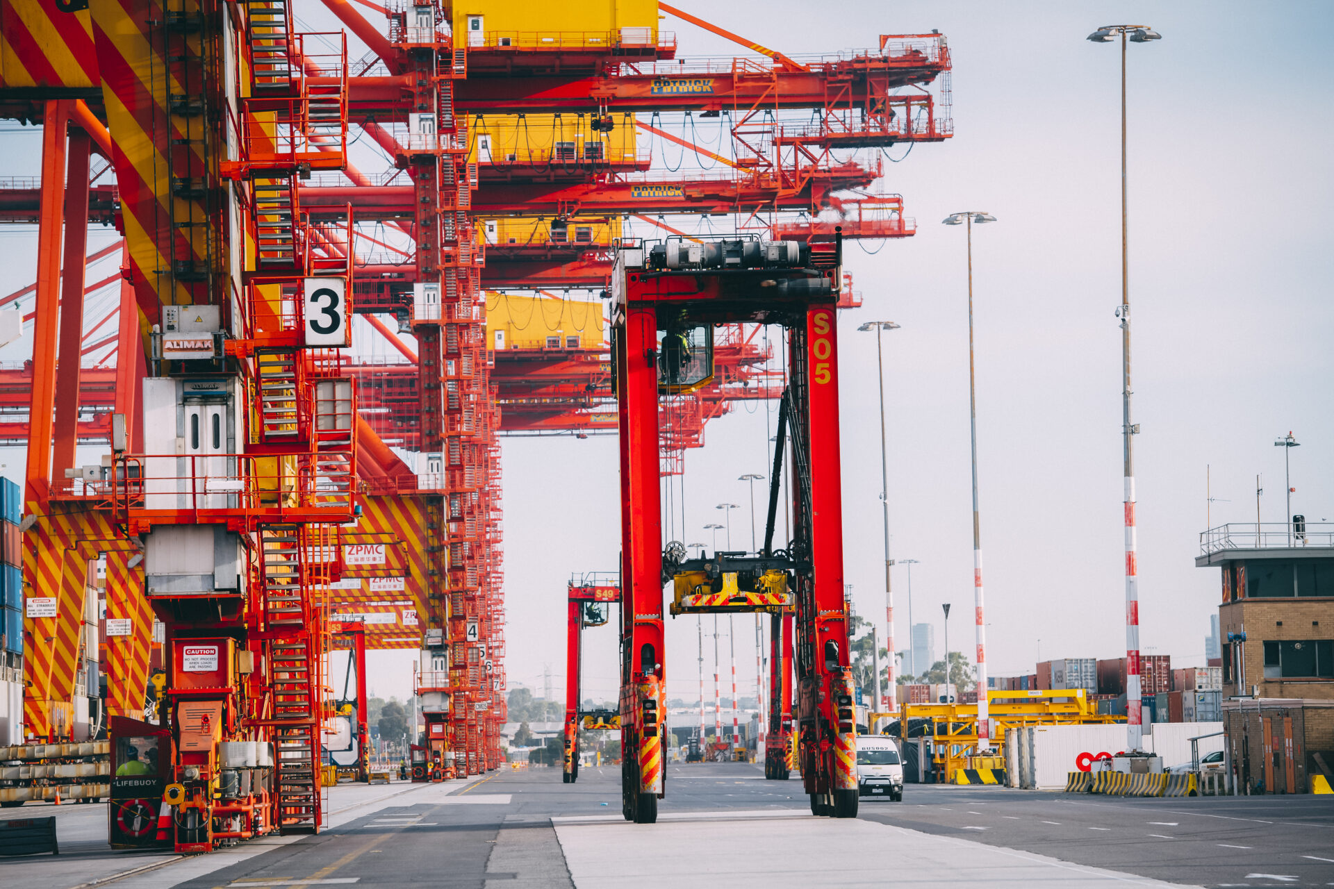 Hybrid straddle carriers boost Patrick Terminals sustainability - Lift ...